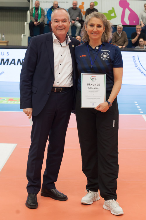 Silberne Ehrennadel für Sabine Witte